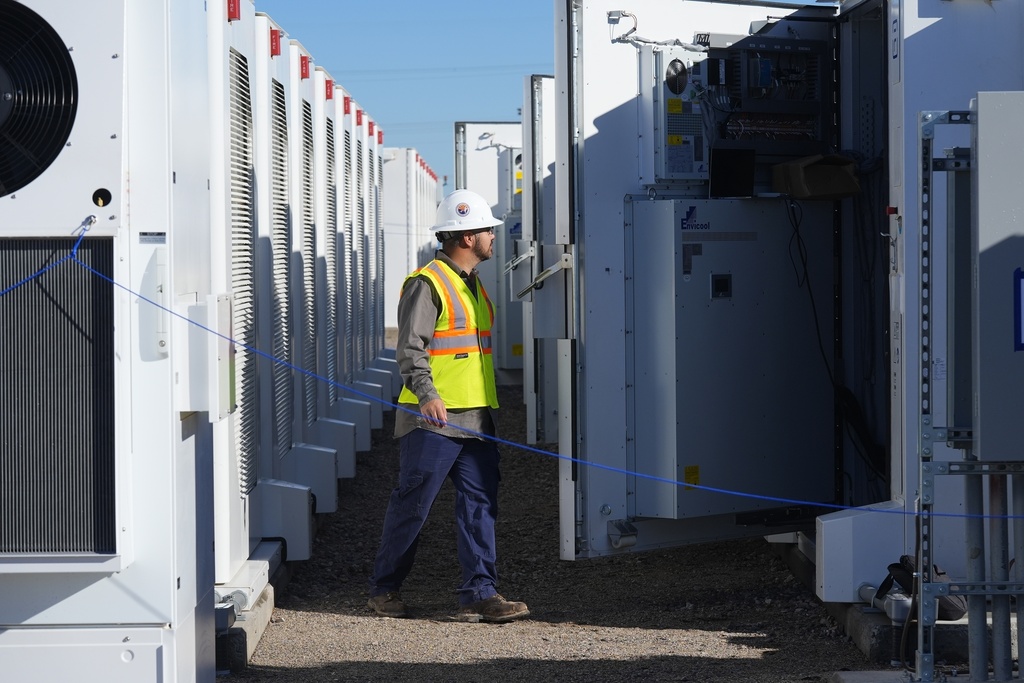 Climate-friendly electricity sees big battery projects soar again for ...